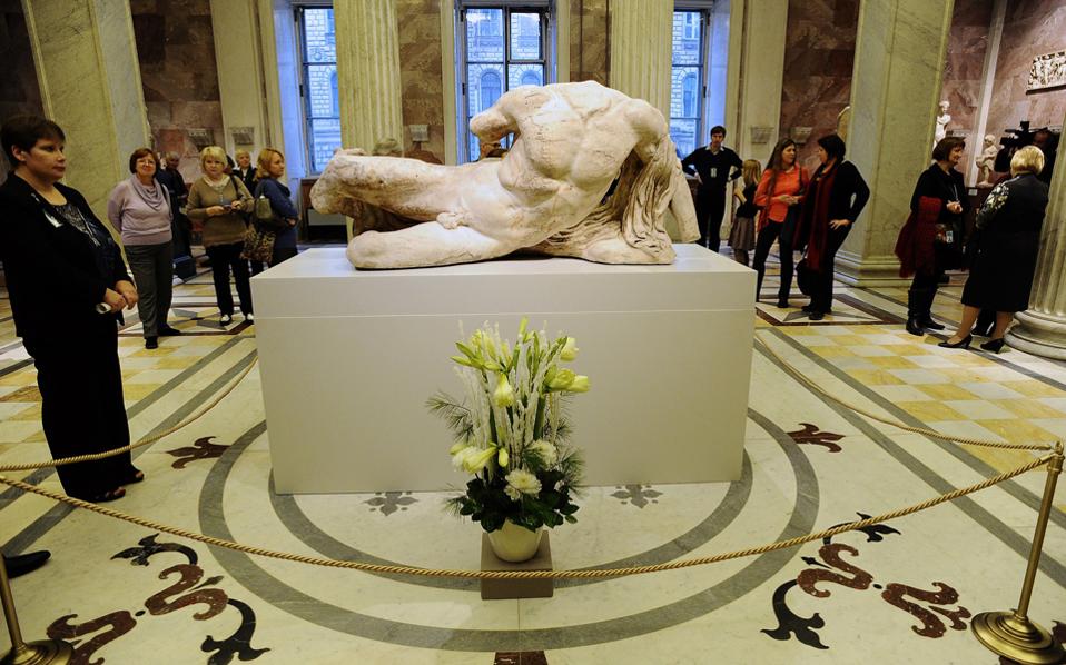 Photos of the week: A statue in exile | Aristotle, Greek tourist guide