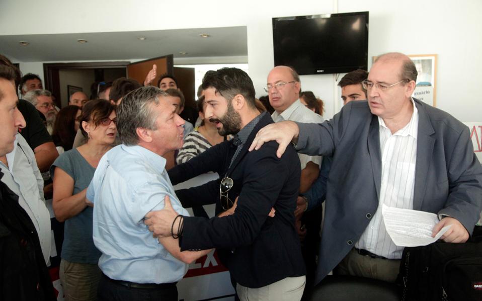 ΠΟΛΙΤΙΚΗ 14:10 Ιπτάμενα αντικείμενα κατά... ΣΥΡΙΖΑ