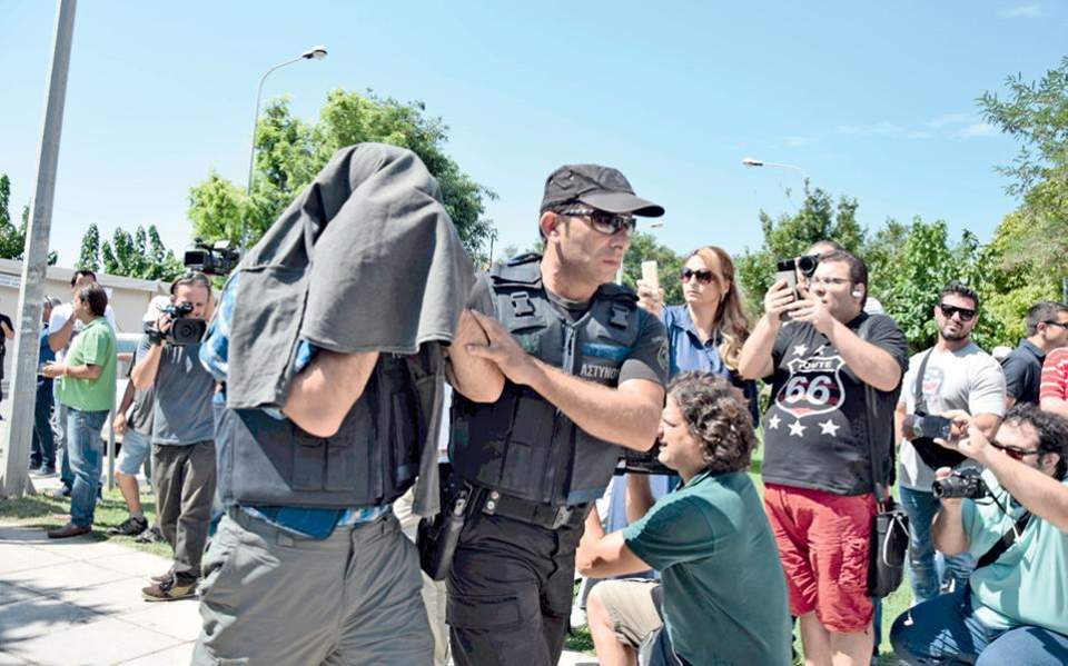 ΑΝΑΣΤΕΛΛΕΤΑΙ Η ΧΟΡΗΓΗΣΗ ΑΣΥΛΟΥ ΣΤΟΝ ΤΟΥΡΚΟ ΑΞΙΩΜΑΤΙΚΟ :: Κλύδωνας!