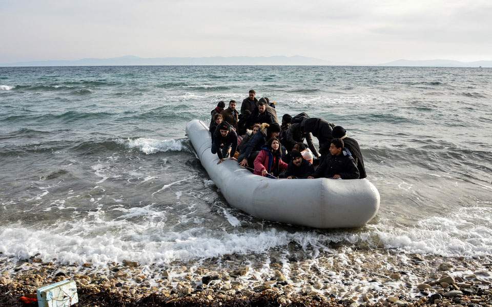 Λέσβος: Κάτοικοι εμποδίζουν την αποβίβαση μεταναστών στη Θέρμη | Ροΐδη ...