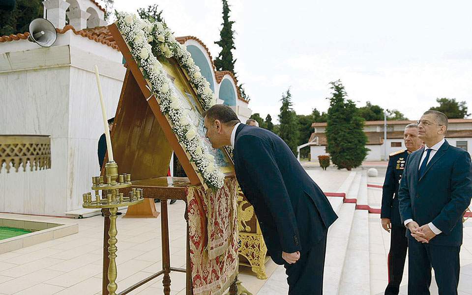ΤΟ ΑΡΘΡΟ ΠΟΥ ΕΞΥΒΡΙΖΕΙ ΤΗΝ ΠΡΟΕΔΡΙΚΗ ΦΡΟΥΡΑ ΚΑΙ ΤΟΥΣ ΕΥΖΩΝΕΣ